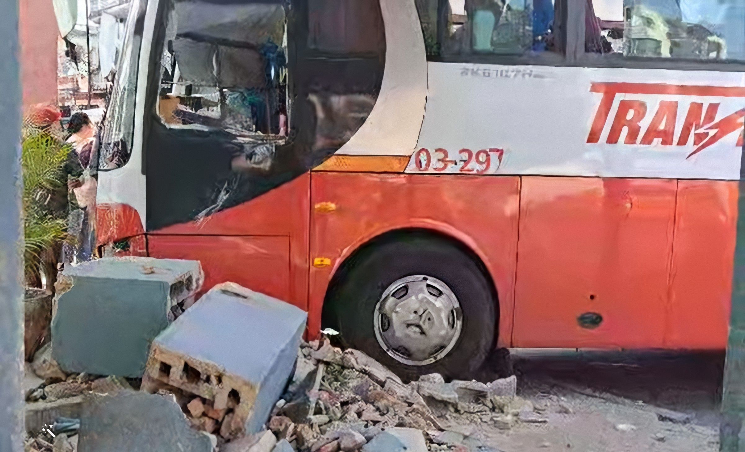 Guagua De Transmetro Sufre Fuerte Impacto Contra Una Casa Y Un Auto En